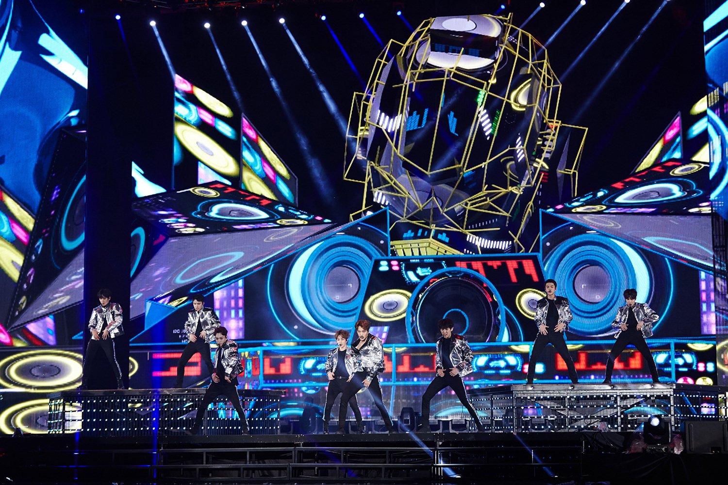 EXO ปิดท้ายทัวร์คอนเสิร์ตสุดยิ่งใหญ่พร้อมแฟนกว่า 70,000 คน | Sanook Music